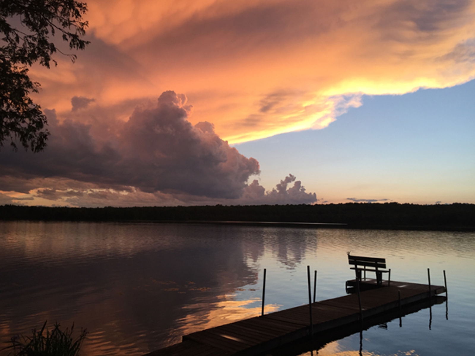 Sunsets on Iron Lake | da Lake House